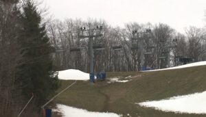 Ontario ski hills cut back operations due to unusually mild weather