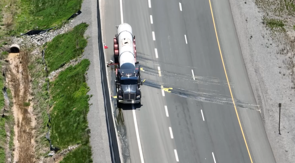 Truck leaking hydrochloric acid on Highway 406 in St. Catharines