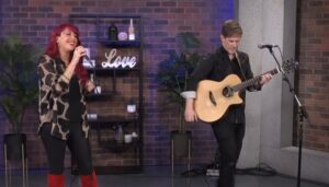 Suzie McNeil and Jacob Moon perform 'Still the One' on Music Friday